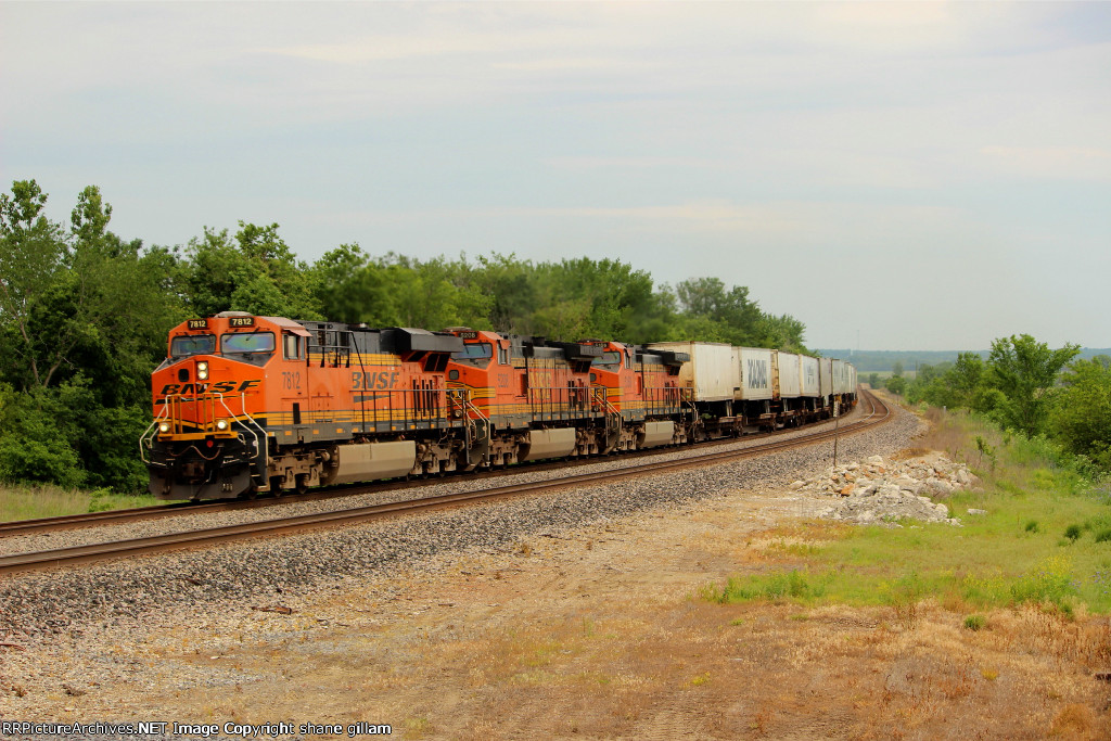 BNSF 7812 leads this hotshot z train wb,